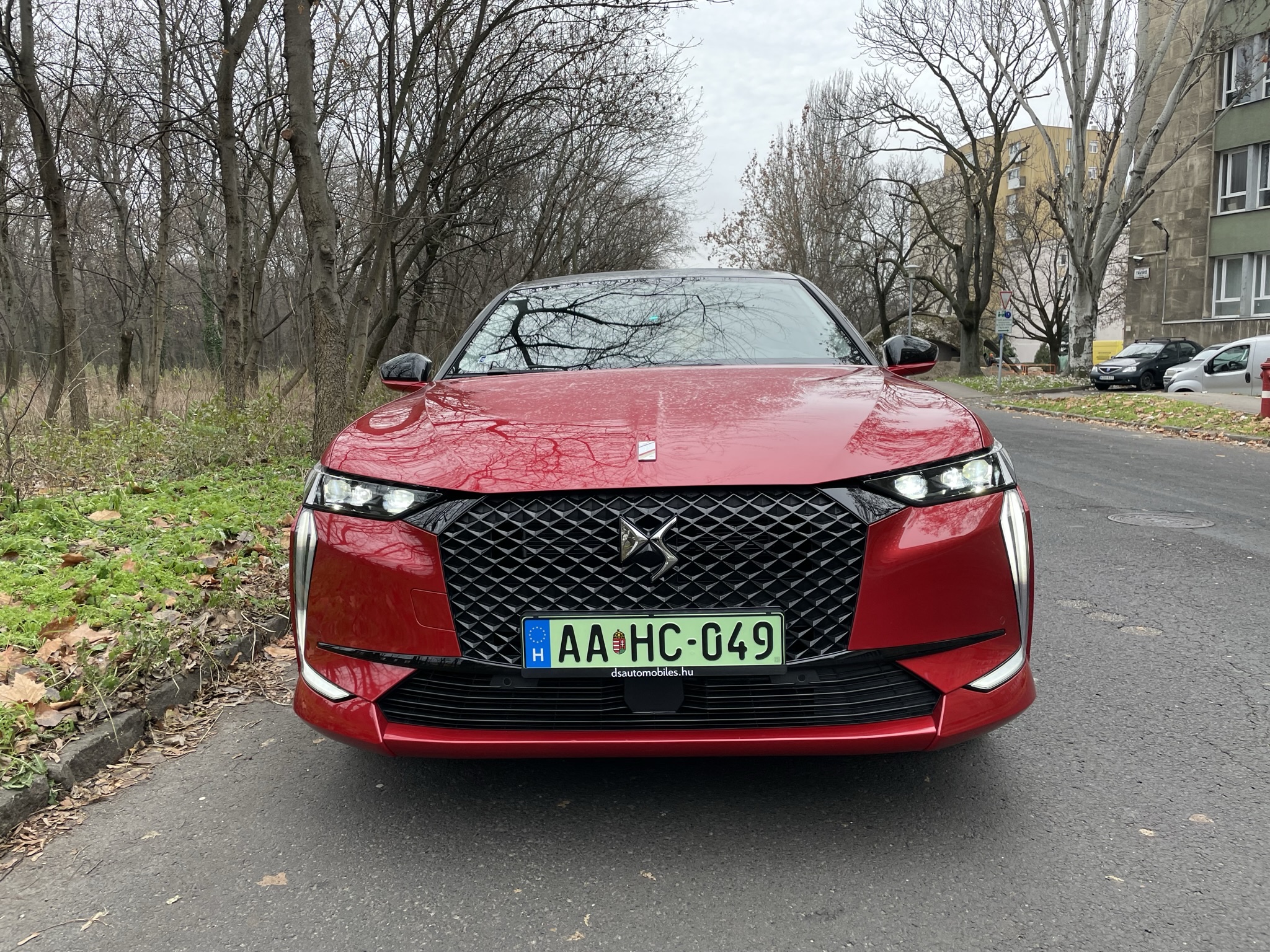 Ruha teszi az autót - hibrid DS 4 teszt - JÁRMŰIPAR.HU